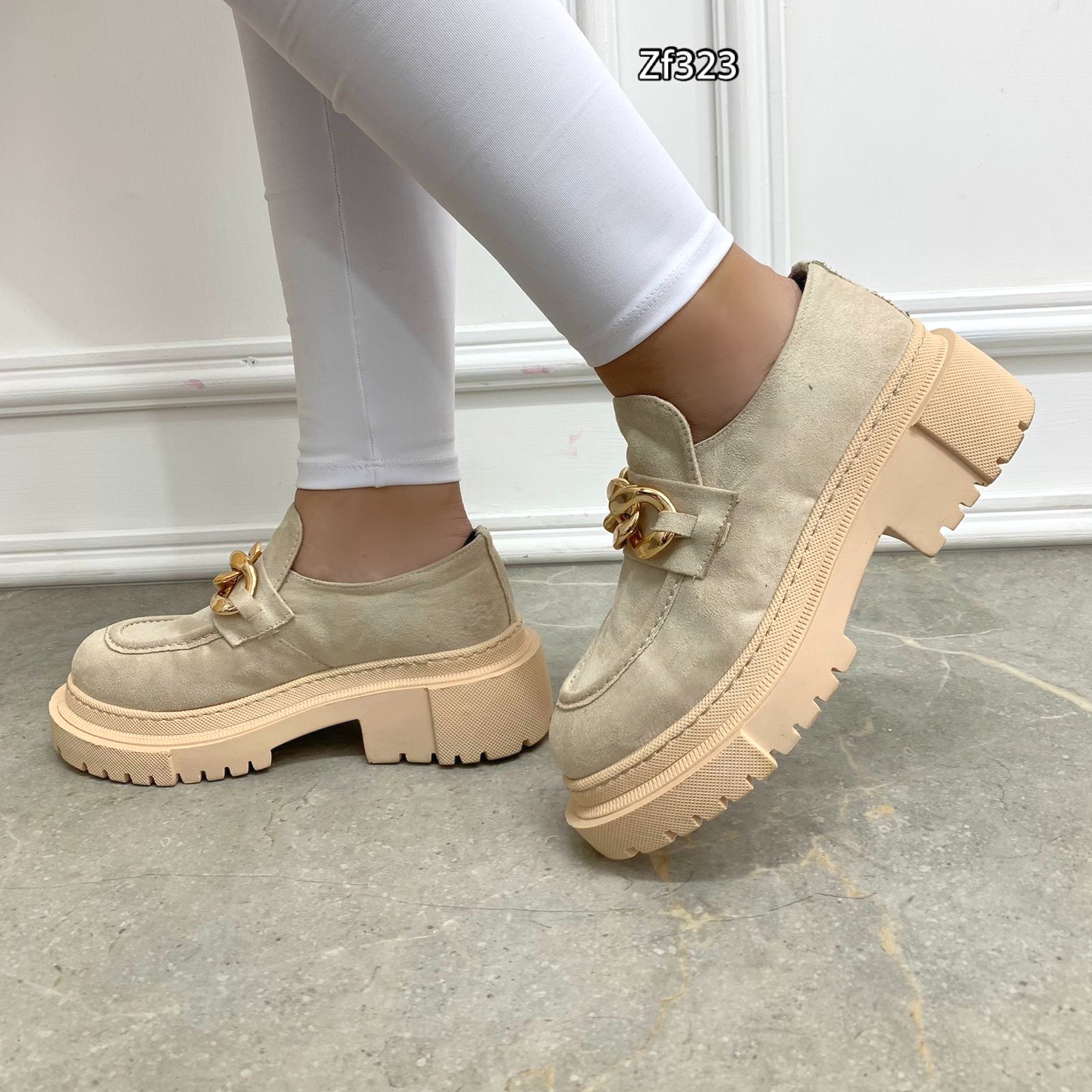 Zapato beige gamuza aplique