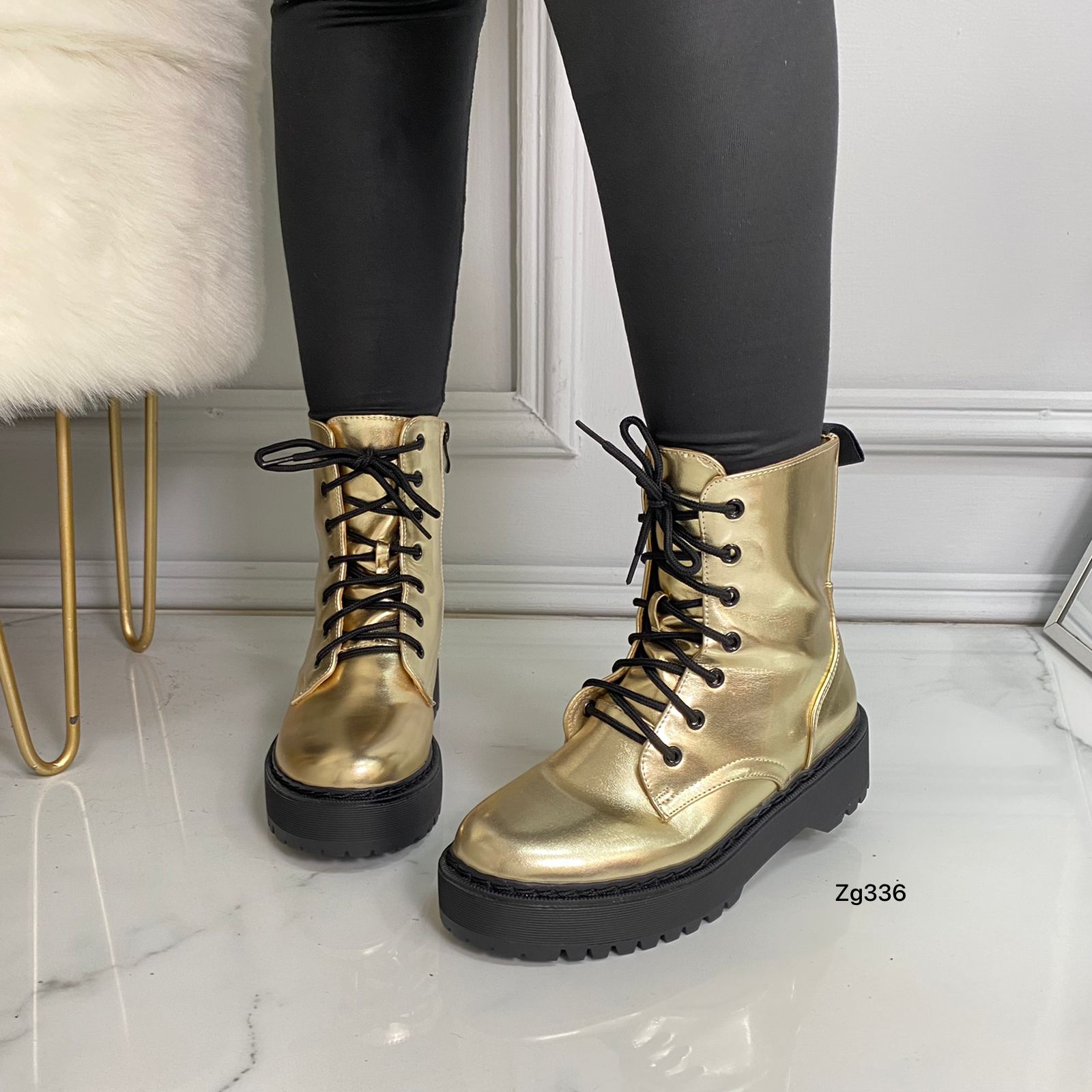 Botín dorado suela negra