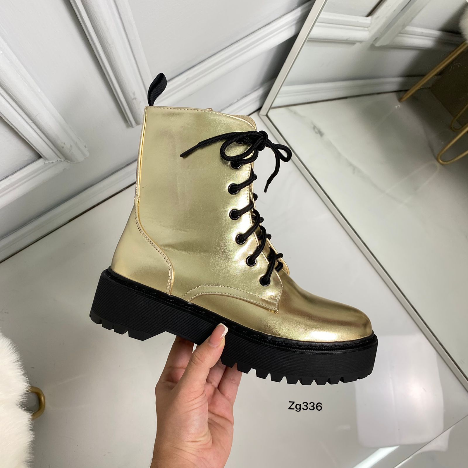 Botín dorado suela negra