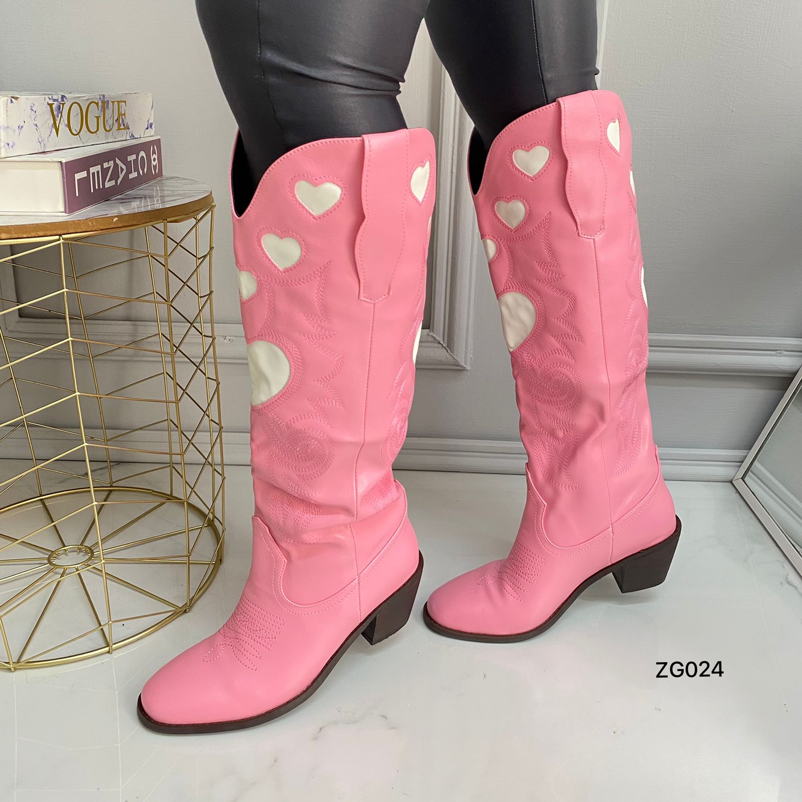 Bota texana rosa detalles blancos tacon