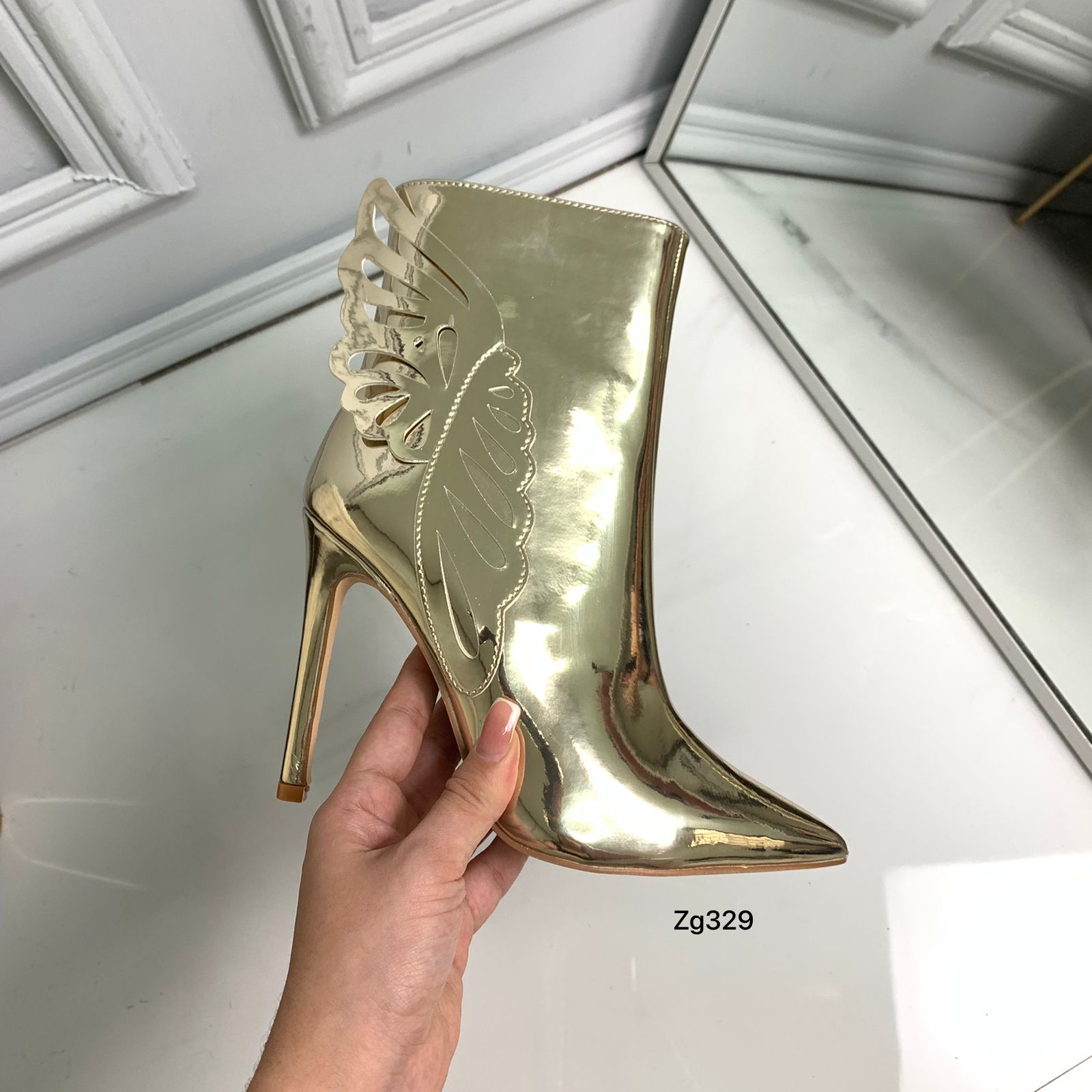 Botin dorado detalle ala tacon puntilla